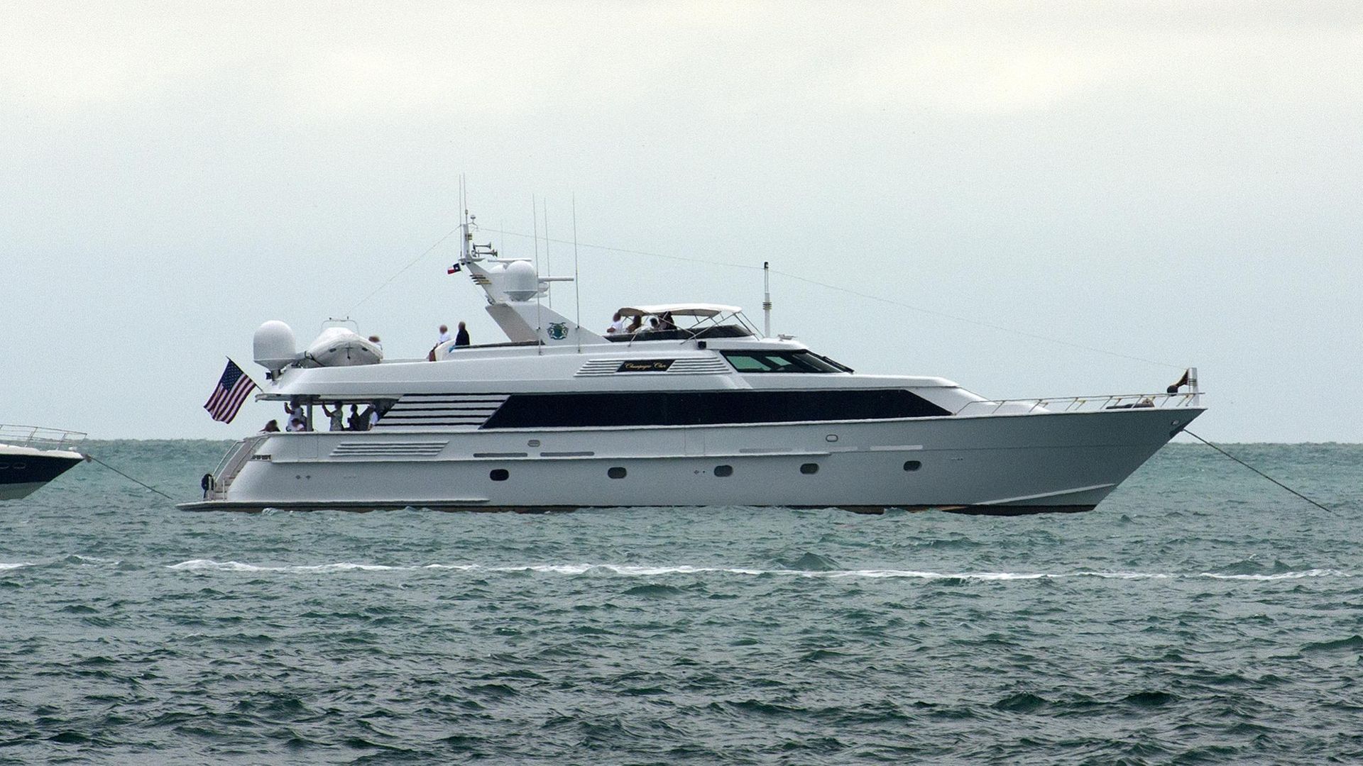 Champagne Cher yacht (Hatteras, 32m, 1997)